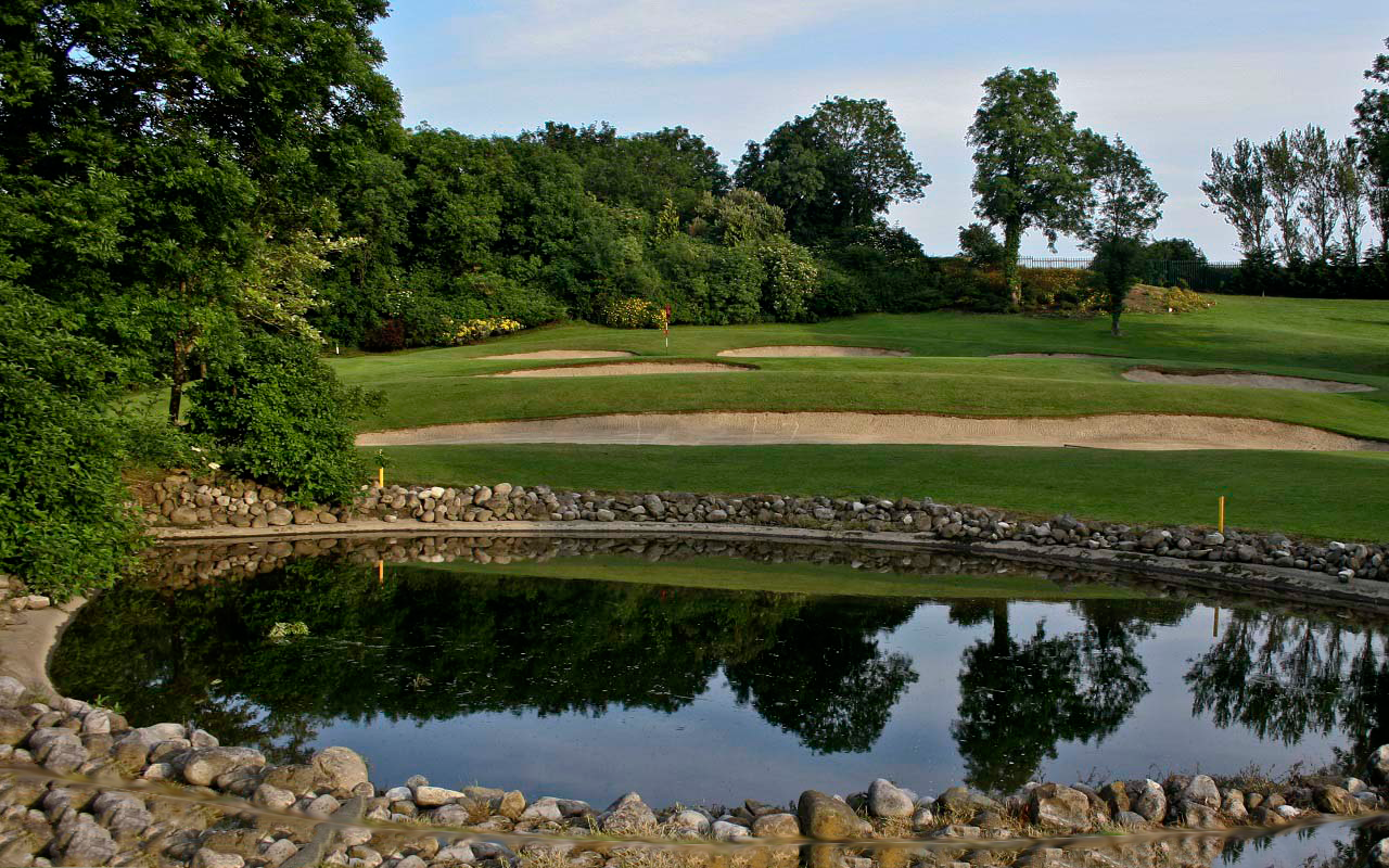 Discover FORREST LITTLE GOLF CLUB